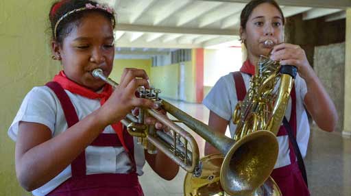 Higienización de instrumentos, medida esencial en Escuela de Arte