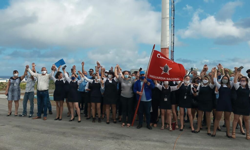 Colectivo de ETECSA en ZEDM recibió bandera Vanguardia Nacional (+Fotos)